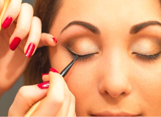 A Guide to Perfecting Eyeliner Techniques - Free Bunni